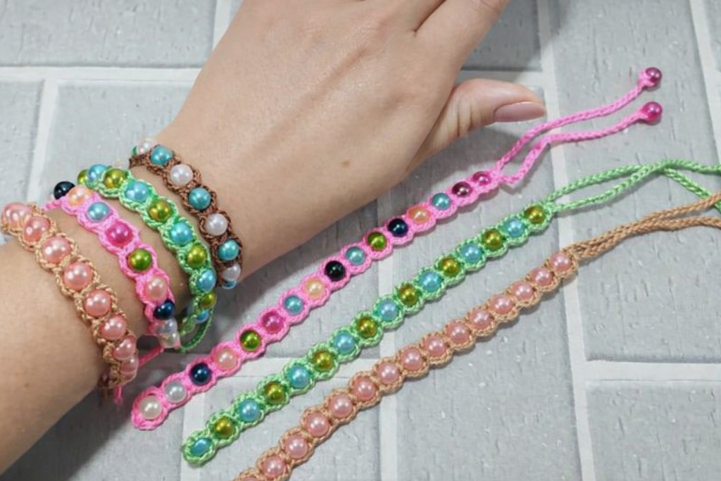 Crocheted bracelet with loose pearls – Pattern - Creative.craftsforlove.com
